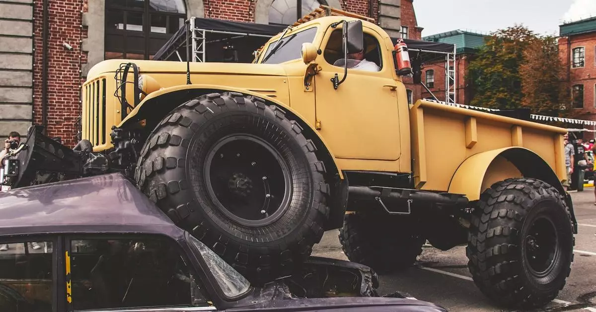 Di Rusia, ngical kendaraan sadaya bumi anu dikumpulkeun ti Gaz-66 sareng Hummer