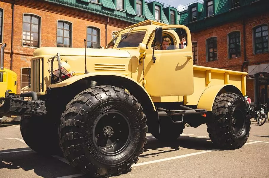 Di Rusia, ngical kendaraan sadaya bumi anu dikumpulkeun ti Gaz-66 sareng Hummer 5503_2