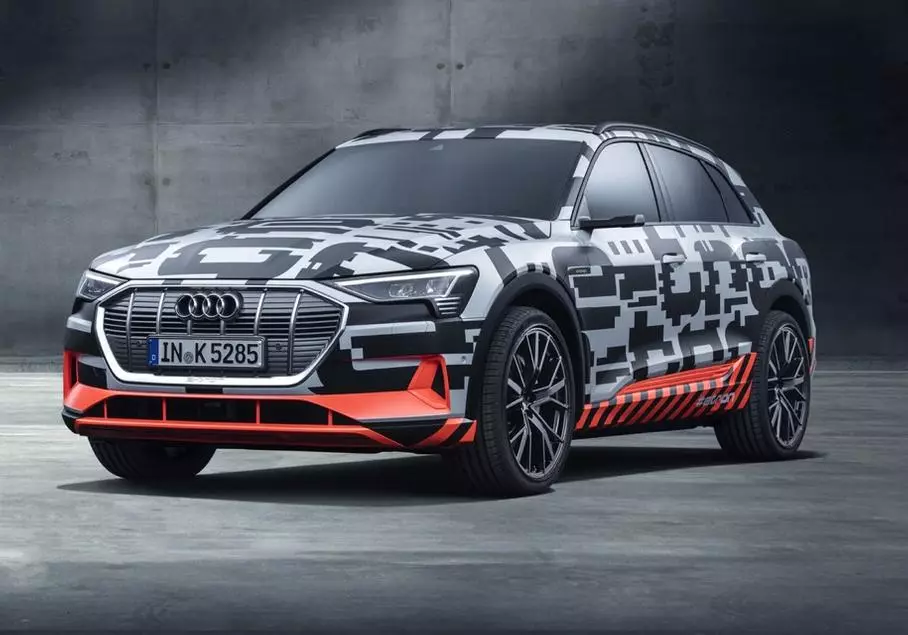 Audi သည်လျှပ်စစ် crossover e-tron ၏တင်ပြချက်ကိုဖျက်သိမ်းခဲ့သည် 55902_1