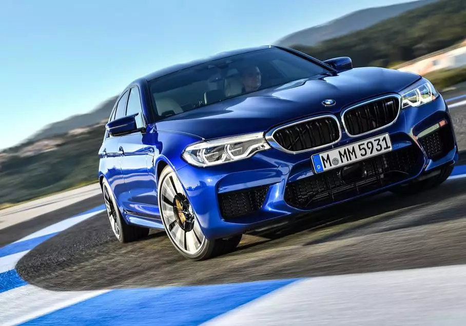 BMW M5 எப்படி மிகவும் விரைவாக nürburgring வழியாக செல்கிறது என்பதைப் பார்க்கவும் 56559_1