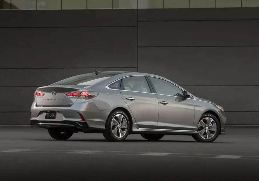 Hyundai Sonata Hybridバージョンは、新しい外観と備品を受け取りました 56581_3