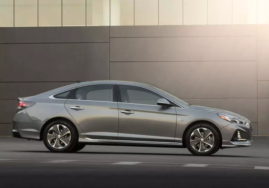 Ny dikan-teny Hybrid hyundai sonata dia nahazo endrika sy fitaovana vaovao 56581_6