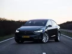 Tesla зробіць платным доступ да Сеткі са сваіх аўтамабіляў 56870_2