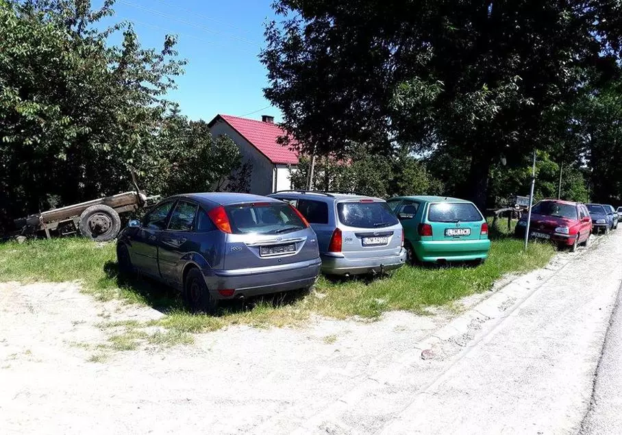 Le distillateur a transformé le village polonais dans les voitures abandonnées de la décharge 56932_1