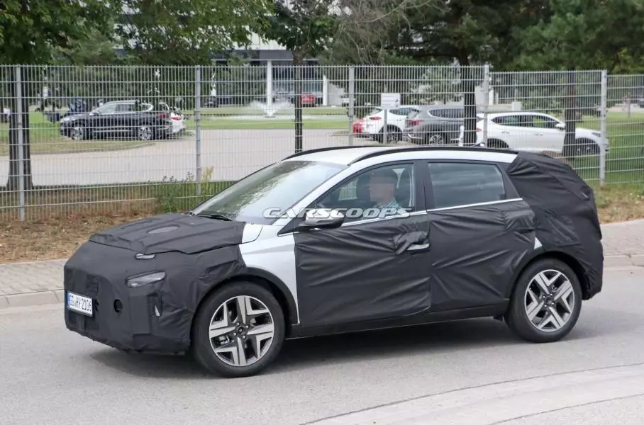 El crossover más pequeño Hyundai fue fotografiado por primera vez en la carretera.