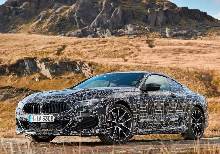 BMW 8-ಸರಣಿಯ ಮೇಲಿನ ಕೂಪ್ ಬಗ್ಗೆ ವಿವರಗಳನ್ನು ಬಹಿರಂಗಪಡಿಸಿತು 57049_1