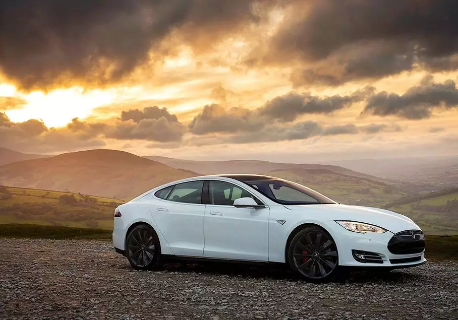 Tesla Model S بدون شارژ 900 کیلومتر رانندگی کرد 57370_1