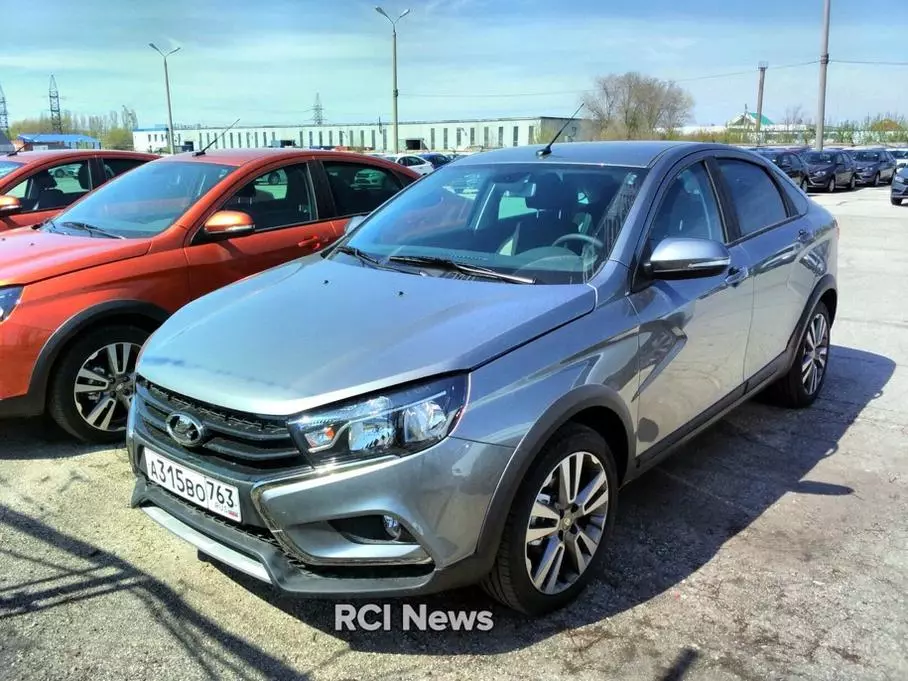 Raised Lada Vesta Cross Sedans fényképezett a parkolóban 57528_2