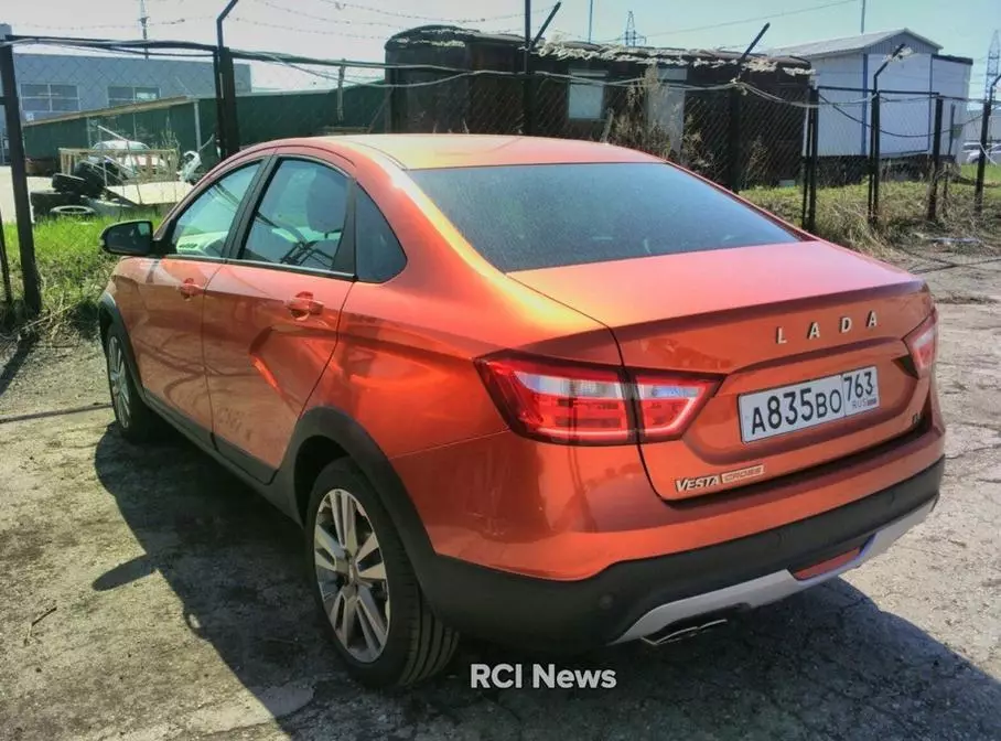 Raised Lada Vesta Cross Sedans fényképezett a parkolóban 57528_3