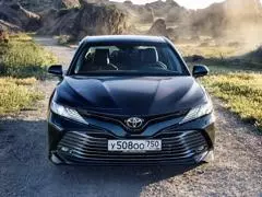 Toyota sölumaður sett í sýningarsal eytt Camry 57621_2