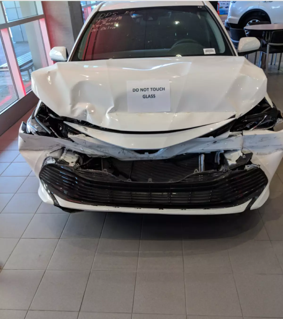 Toyota sölumaður sett í sýningarsal eytt Camry 57621_3