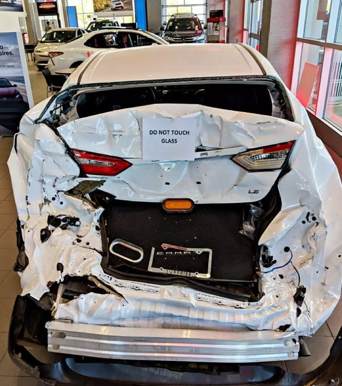 Toyota sölumaður sett í sýningarsal eytt Camry 57621_4