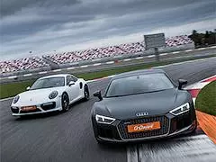 ဗီဒီယို - ဒေါ်လာဘီလီယံအဆောက်အအုံတွင် Audi R8 စူပါကား 2 ခု 57690_2