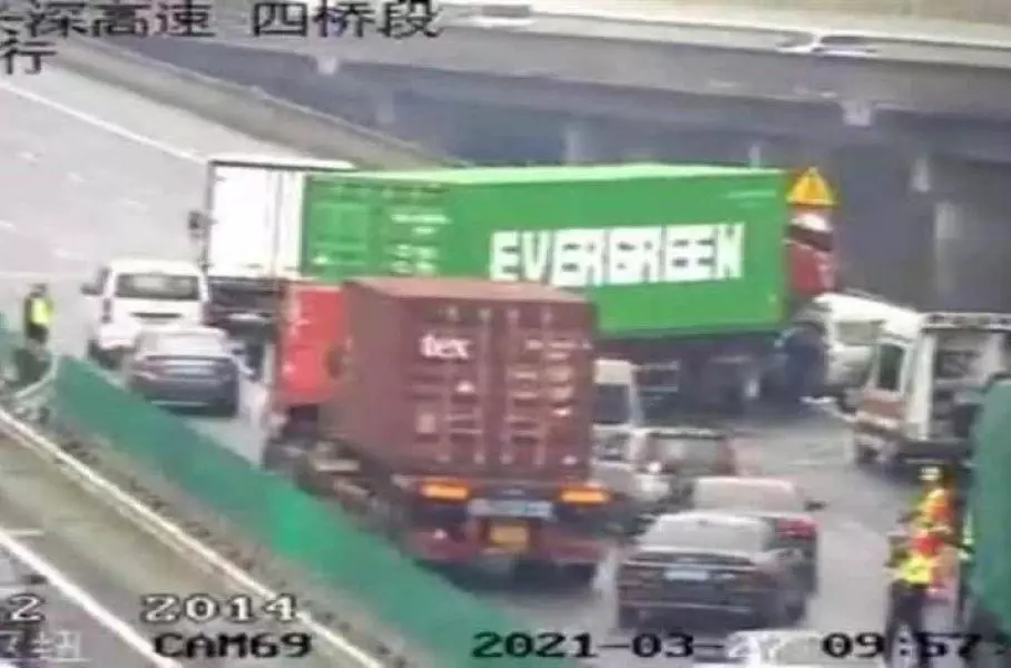 Ahora en la tierra: el carro con la inscripción Evergreen bloqueó la carretera en China 58320_2