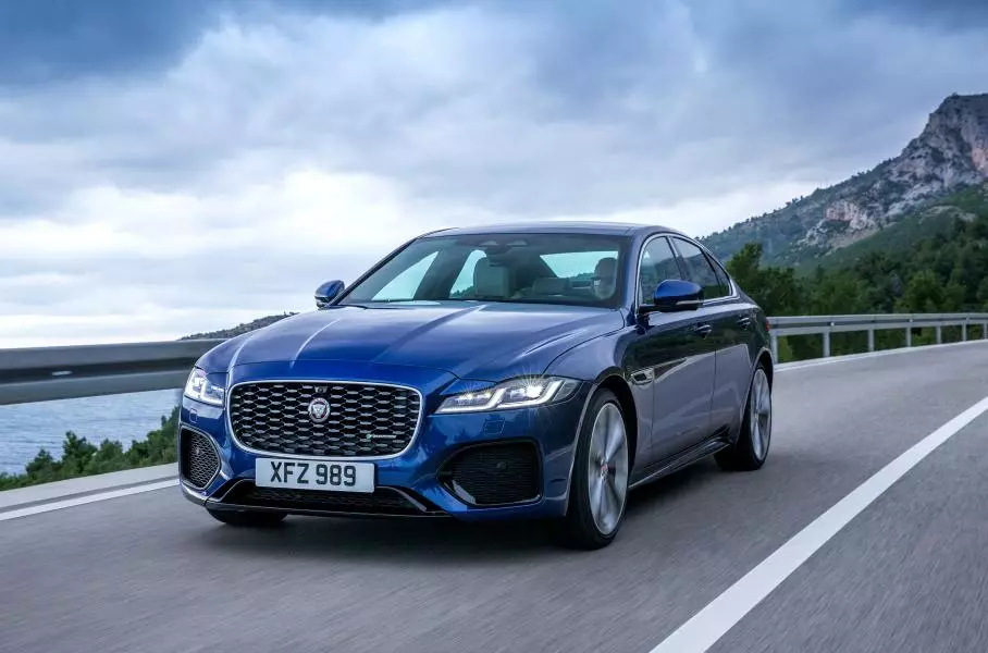 Diropéa jaguar xf: pedalaman anyar, kirang motor sareng versi pikeun Rusia 5870_1