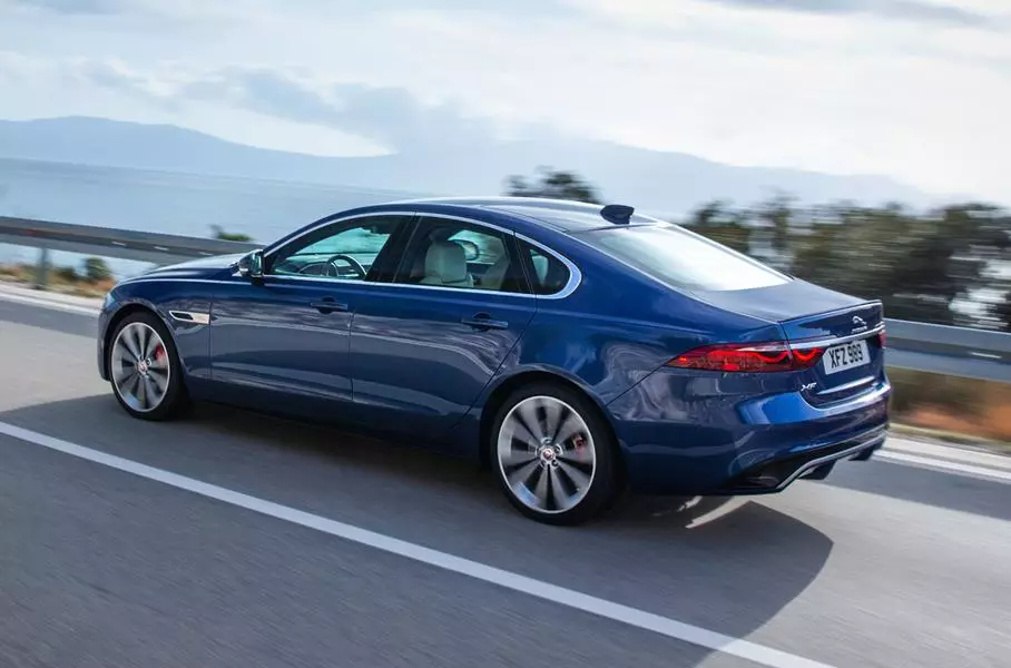 Mise à jour Jaguar XF: Nouvel intérieur, moins de moteurs et versions pour la Russie 5870_2