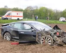 Tesla Elektrokarcar przystosowany do kroku górniczego 59828_2