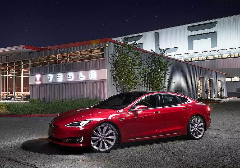 Rivesidente oa mehleng oa GM vice e bitsoang Tesla Model S 