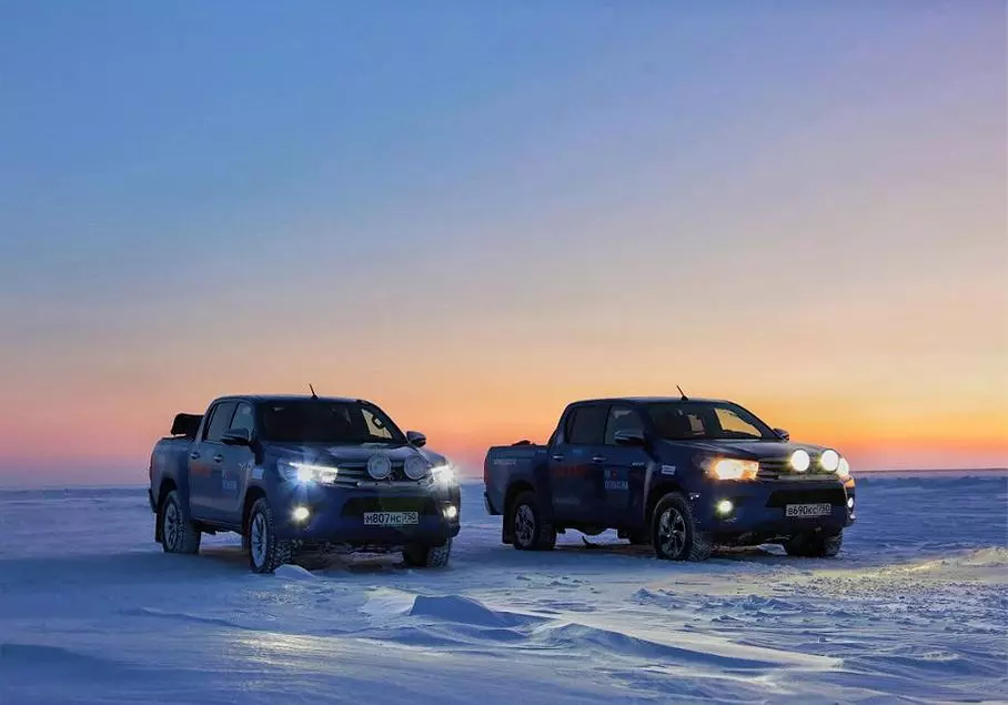 Pickups Toyota Hilux- ը տեղադրեց Գինեսի ռեկորդ հեռավոր հյուսիսում 60465_1