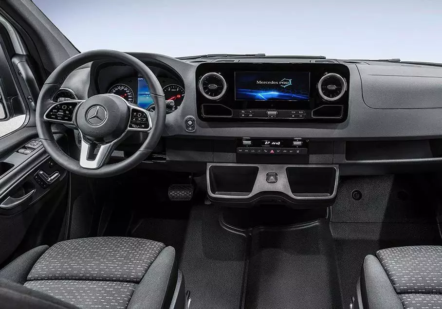 Показаний несподівано крутий інтер'єр нового Mercedes-Benz Sprinter 61871_1