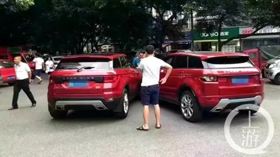 Ĉina Clon-Range Rover Evoque trafis veran 