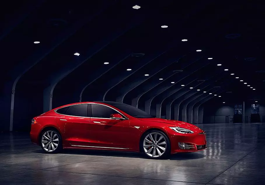 Nizozemščina prevedena Tesla Model S za vodik 62728_1