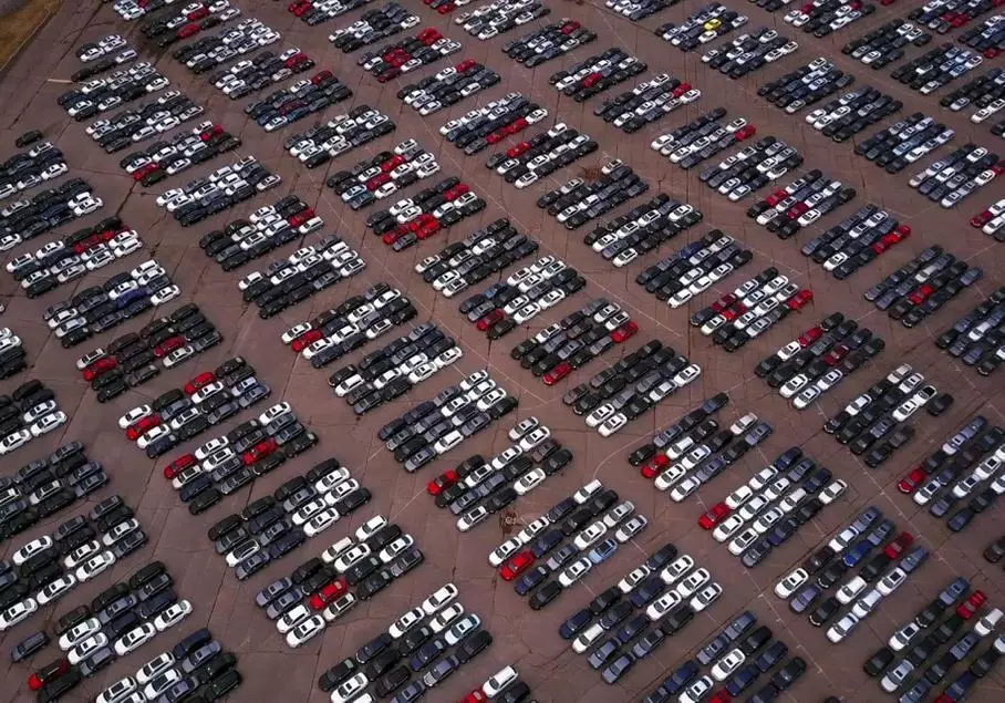 Dengan tempat letak kereta raksasa di Amerika Syarikat, kereta yang dibeli dari 