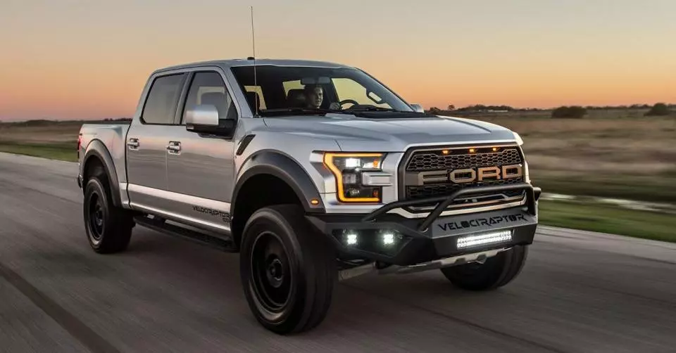 Ford F-150 Raptor phân tán thành "hàng trăm" trong 4 giây