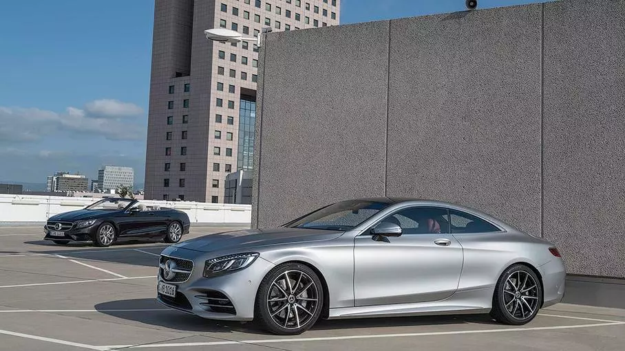 Coupe kaj Convertible Mercedes-Benz S-Klaso: Restyling kaj Nova 