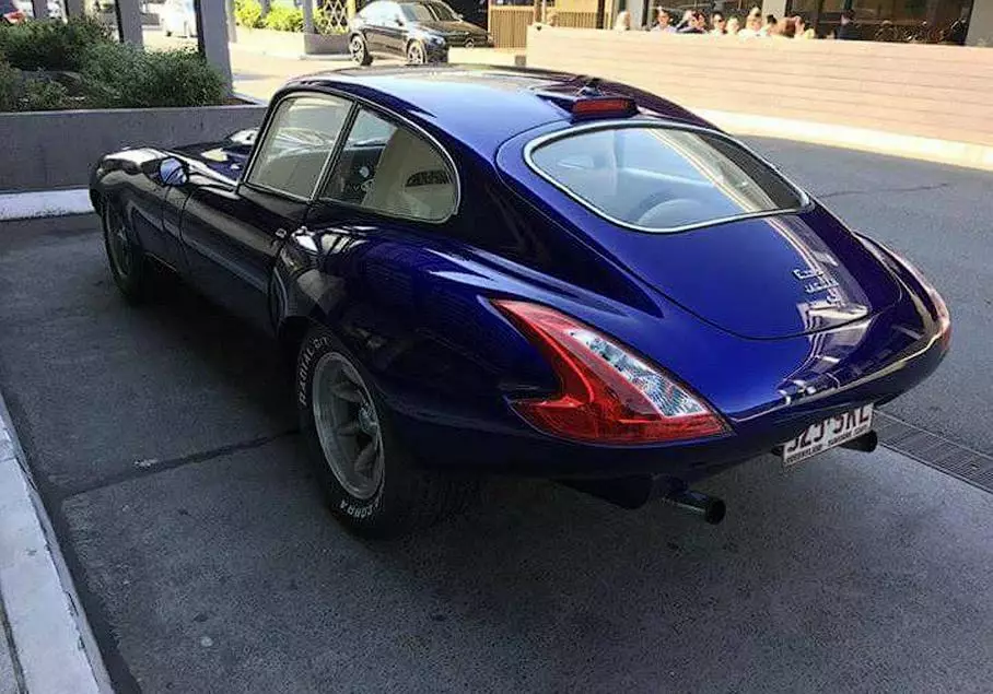 Na klasičnim jaguar e-type instaliranim svjetlima i prednjim svjetlima od Nissana 370z. Ispalo je ne tako 64437_1