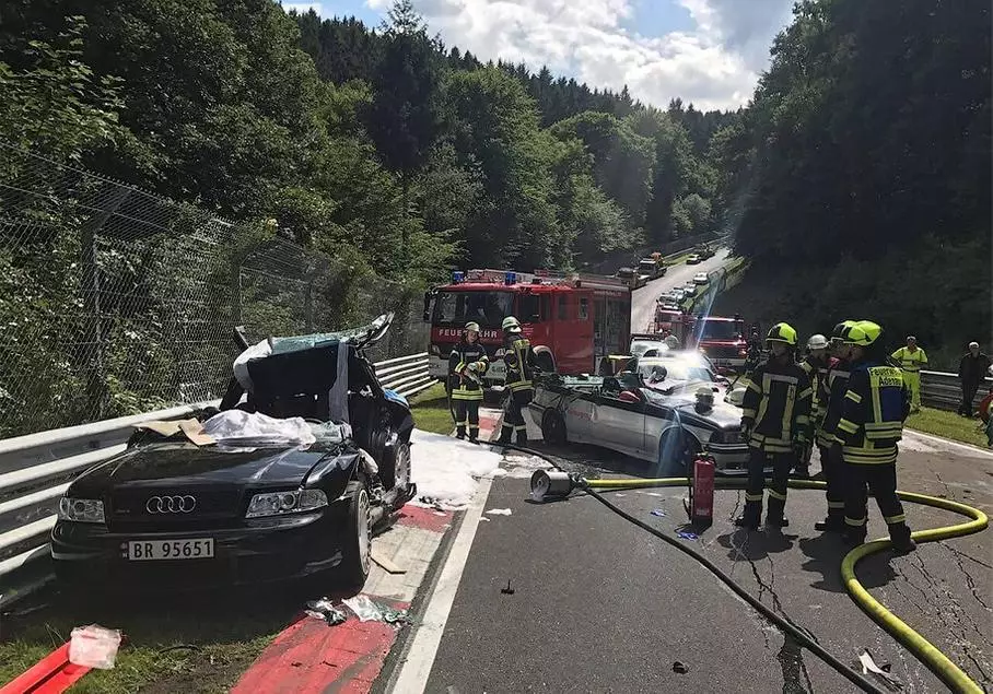 10 cilvēki tika ievainoti negadījumā uz Nürburgring 65216_1