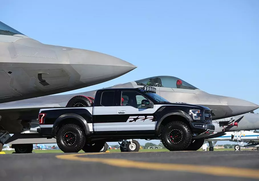 Ang Ford Pickup Fighter gibaligya sa $ 300,000 65593_4