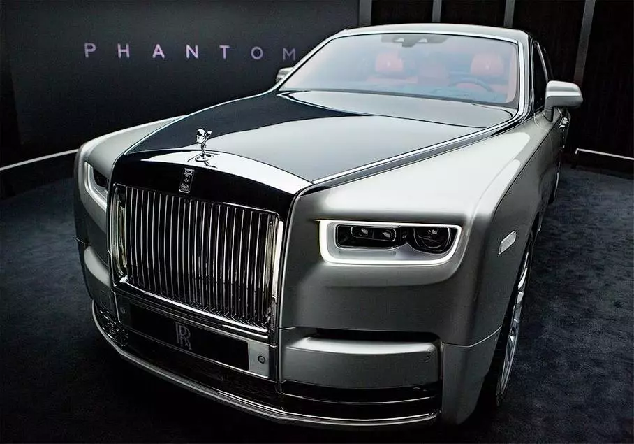 E hatisitsoe linepe tsa pele tsa New Roll-Royce Phantom 65736_1