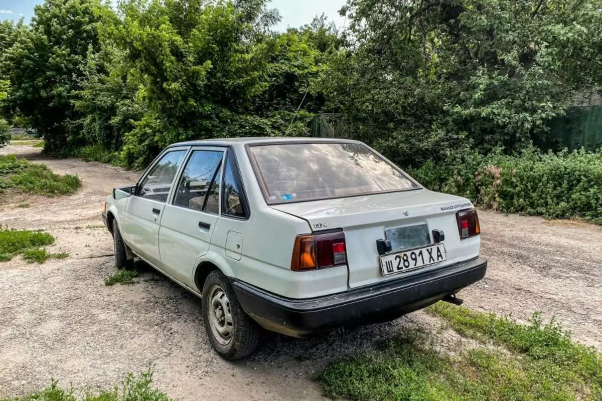 Nel garage trovò la vecchia Toyota Corolla con il volante destro nei numeri sovietici 66269_1