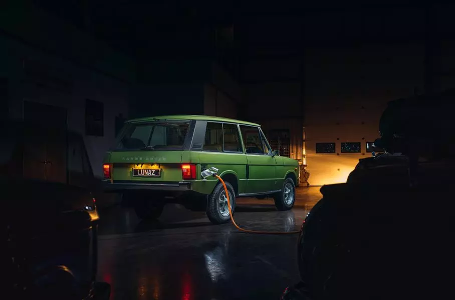 Range Rover nan premye jenerasyon ki konekte nan priz la 6630_3