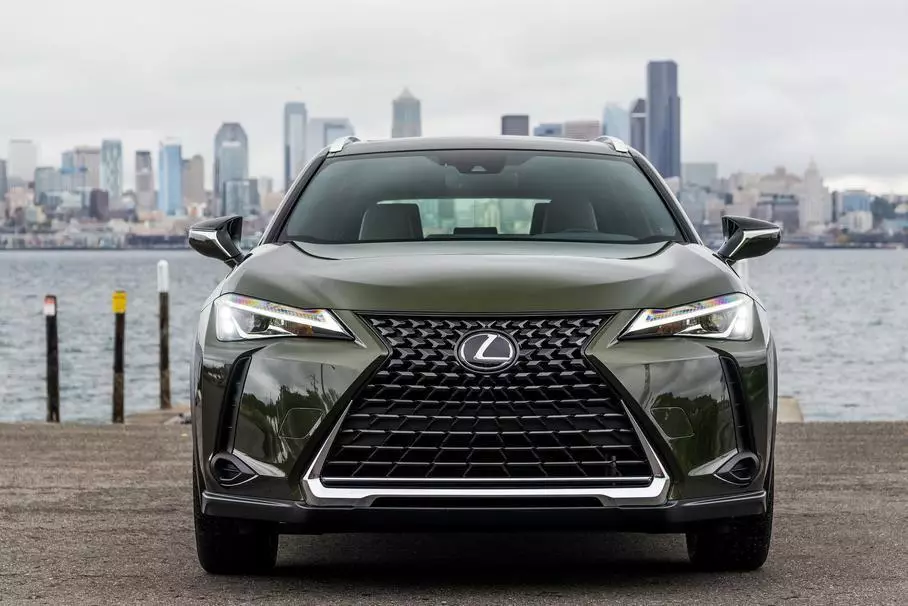 I-New Toyota Crossover, i-lexus engabizi kakhulu ye-subcomppact i-lexus futhi ivuselelwe 