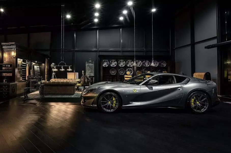 Polani tunusi felauai felauasi Ferrari 812 Salon sili ona sili 676_2