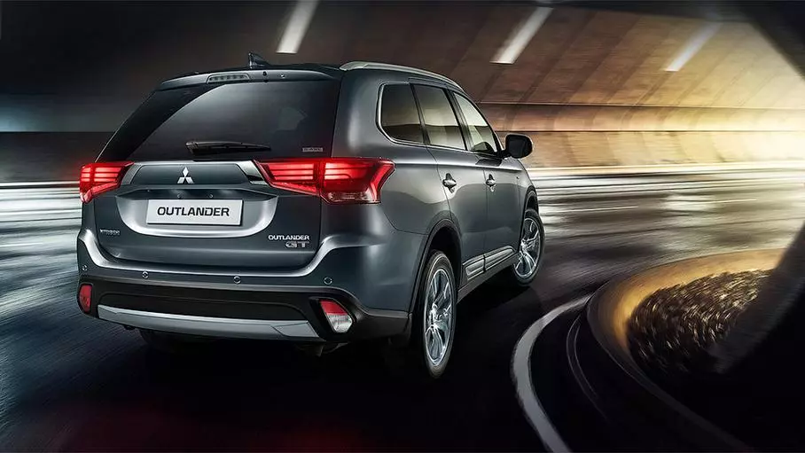 Mitsubishi brought the most expensive Outlander to Russia 68961_2