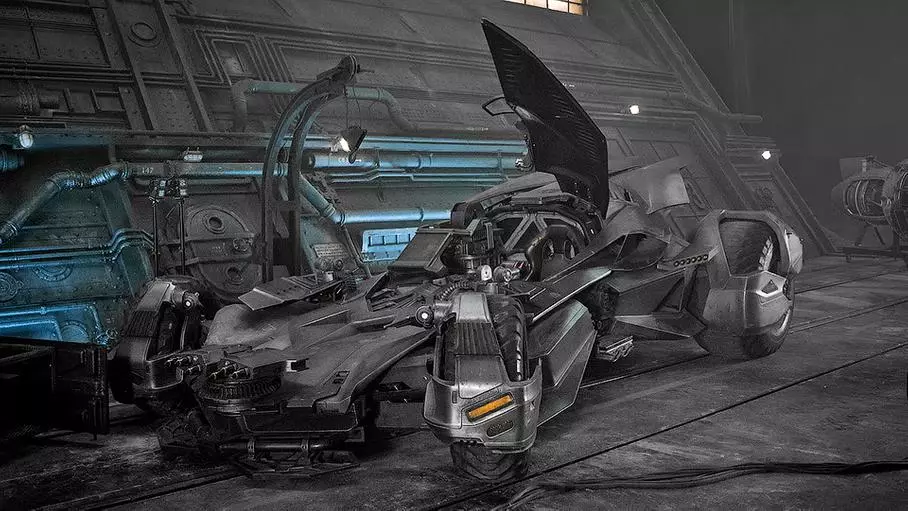 Το νέο Batmobile φωτίζεται στο ρυμουλκούμενο 