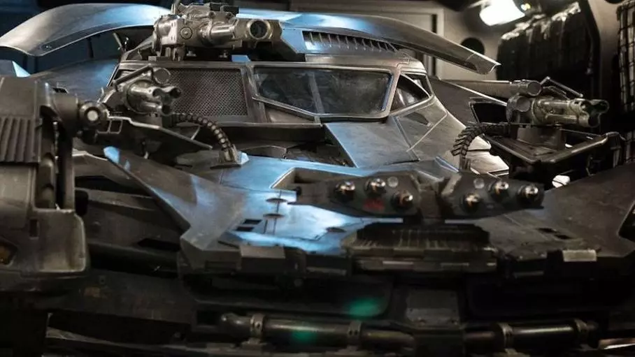 Το νέο Batmobile φωτίζεται στο ρυμουλκούμενο 