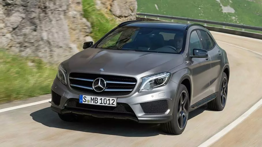 Mercedes showed the first image of the updated GLA 72241_2