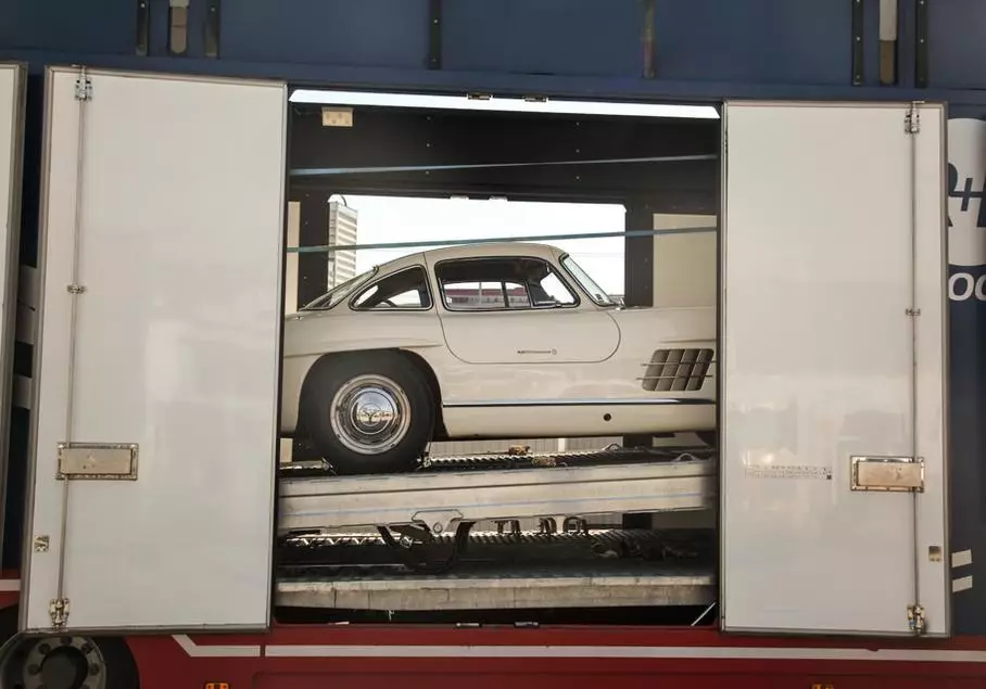 Ob mercedes-benz 300 sl, sawv hauv chav nres tsheb kom ntau tshaj 50 xyoo, yuav tso cai ntawm rab rauj 7232_1