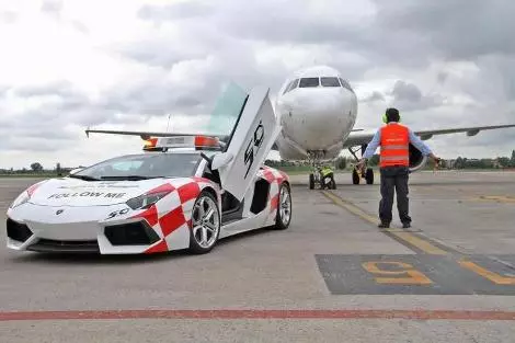 Supercar Lamborghini vstúpil do letiskovej služby 72886_4