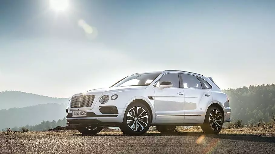 Bentley pirmą priminė BENTAYGA 73269_1