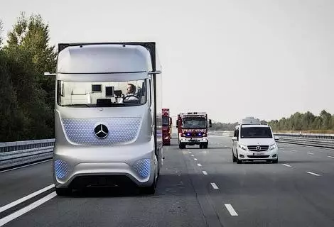 Mercedes-Benz εξοπλισμένο φορτηγό με autopilot 7382_2