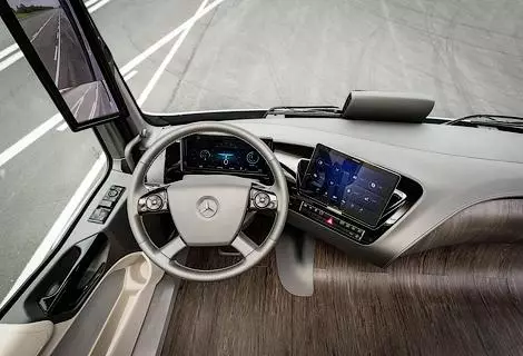 Mercedes-Benz utrustad lastbil av autopilot 7382_3