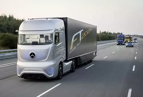 Mercedes-Benz жүк ташуучу унааны Автопилот менен жабдылган 7382_6