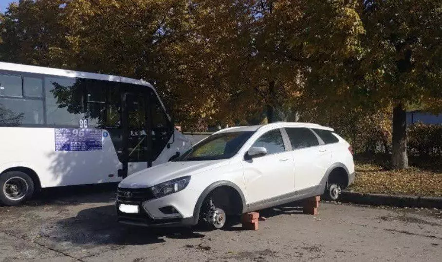 En Rusia, atrapó una pandilla, robando ruedas de Lada Vesta. 75098_2