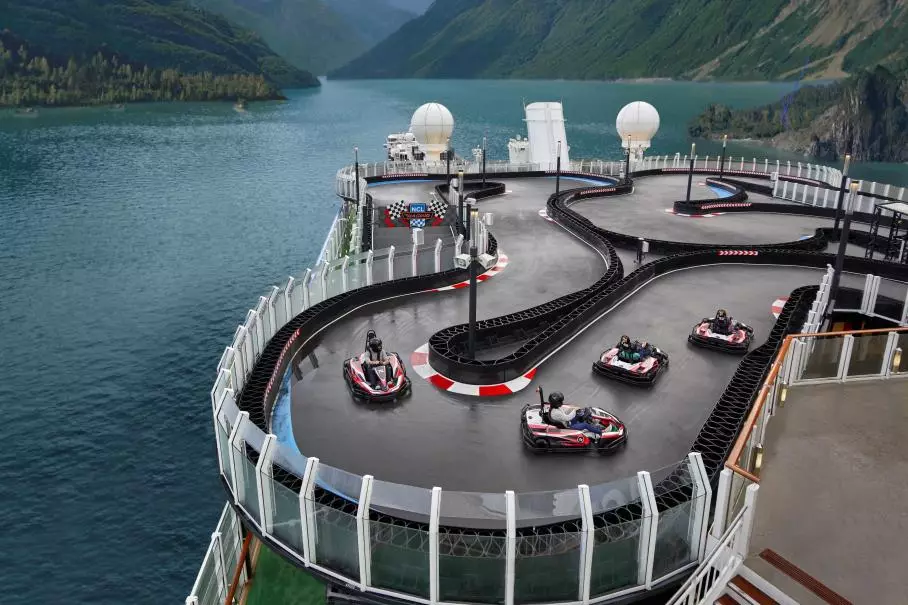 On the cruise liner built a track for kart 76131_1