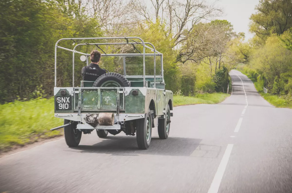 Thalamh Rover ar ais taispeántas SUV 1948 ar an mbóthar 76270_1